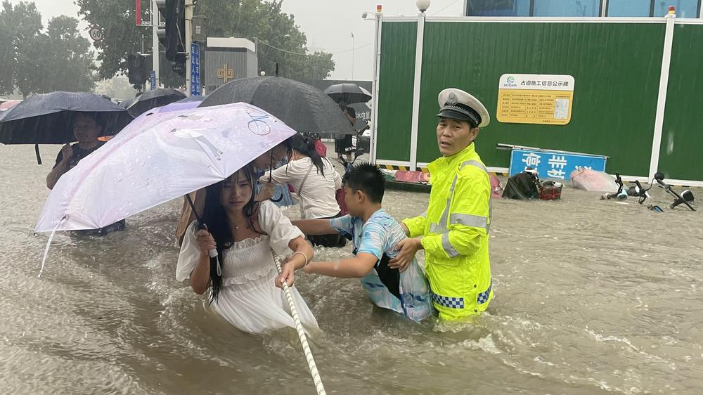 En images : scènes de chaos en Chine après des inondations dévastatrices