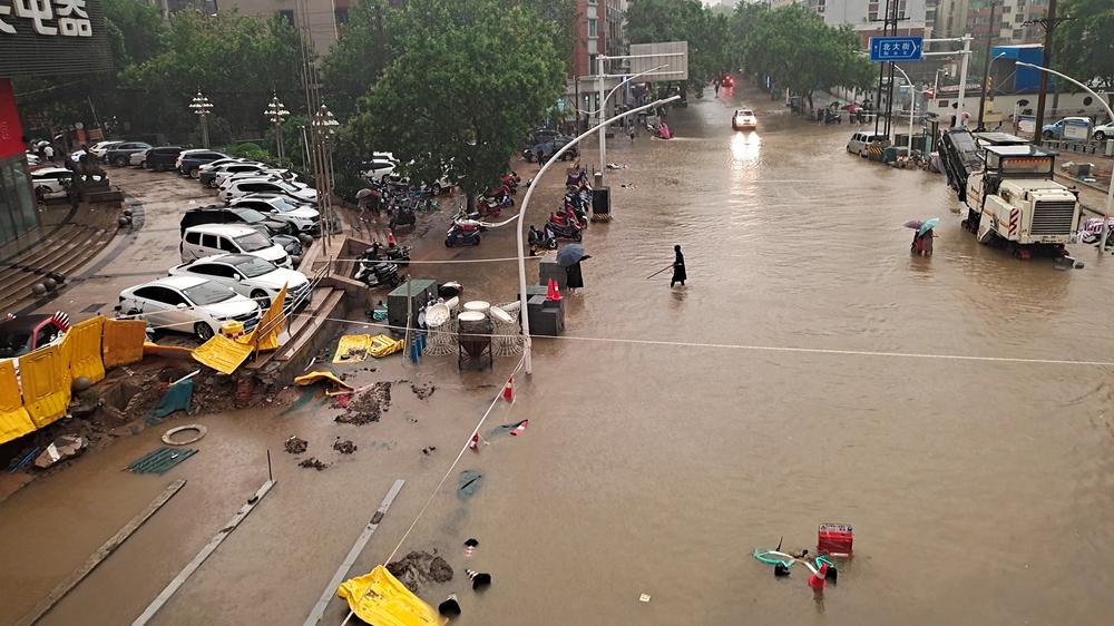 En images : scènes de chaos en Chine après des inondations dévastatrices