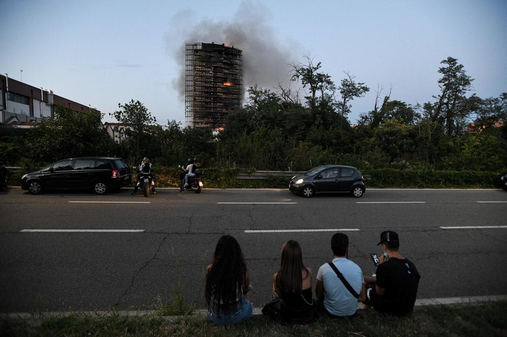 Italie: à Milan, un immeuble de 20 étages ravagé par un incendie