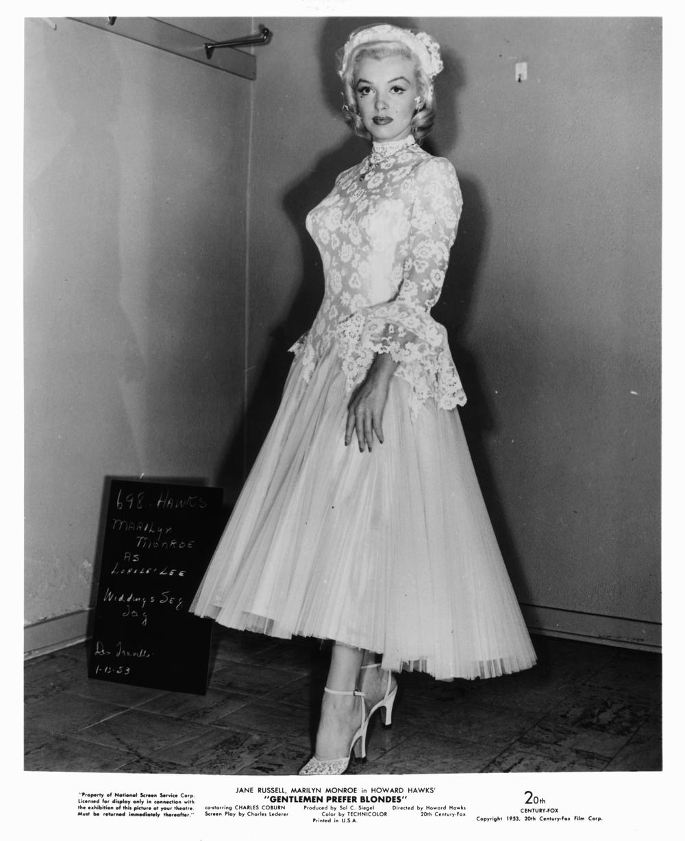 Pourquoi les mariées portent-elles une robe blanche