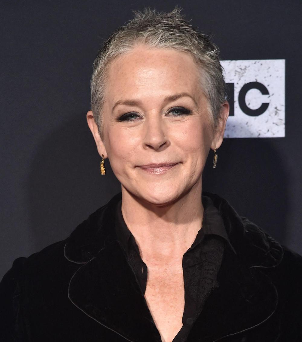 Coupe courte et cheveux blancs : Sharon Stone, rayonnante à la Fashion ...