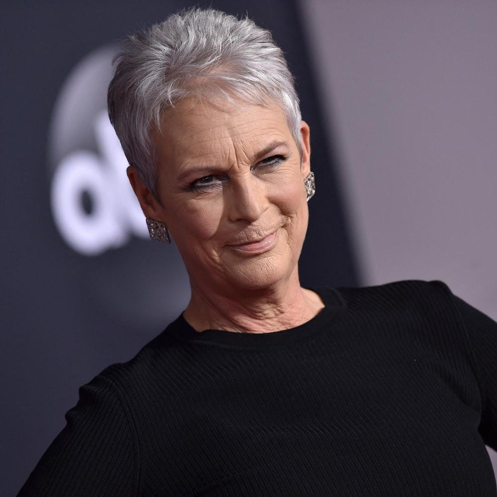 Coupe courte et cheveux blancs : Sharon Stone, rayonnante à la Fashion ...