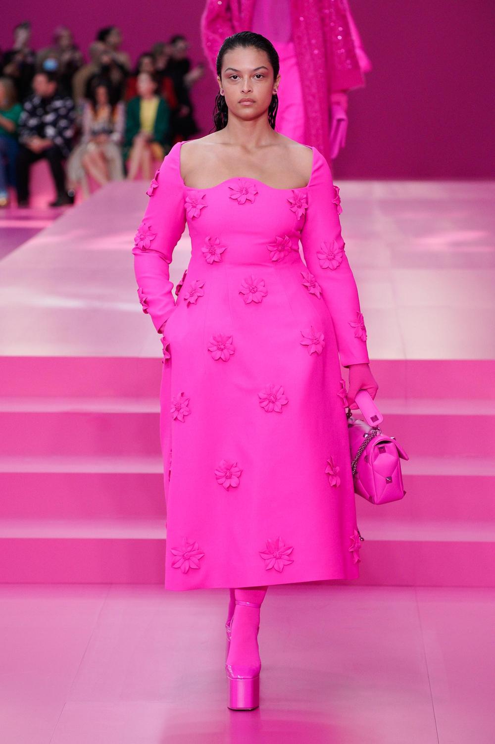 Au défilé Valentino, un hiver passionnément rose se décline en allures ...