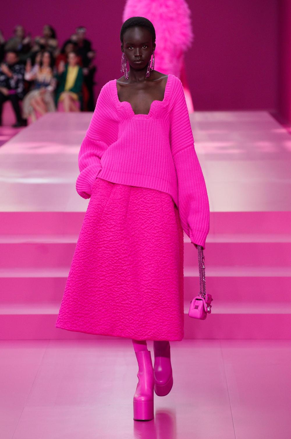 Au défilé Valentino, un hiver passionnément rose se décline en allures ...