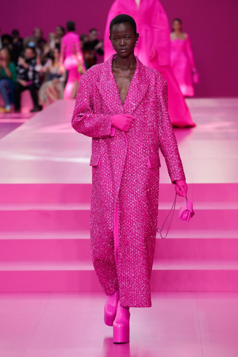 Au défilé Valentino, un hiver passionnément rose se décline en allures ...