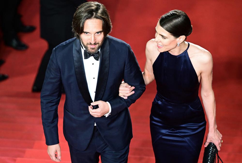 Cannes Seins Nus Une Activiste Sintroduit Sur Le Tapis Rouge Pour 7159