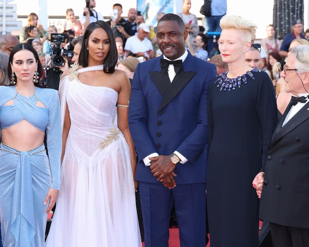 Cannes Seins Nus Une Activiste Sintroduit Sur Le Tapis Rouge Pour 3427