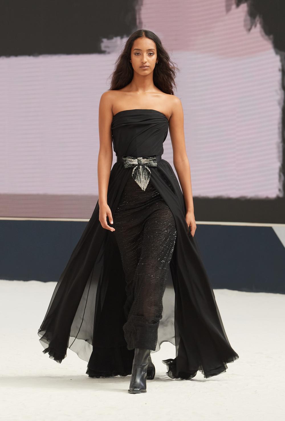 Les cow-girls haute couture de Chanel défilent dans un décor graphique ...