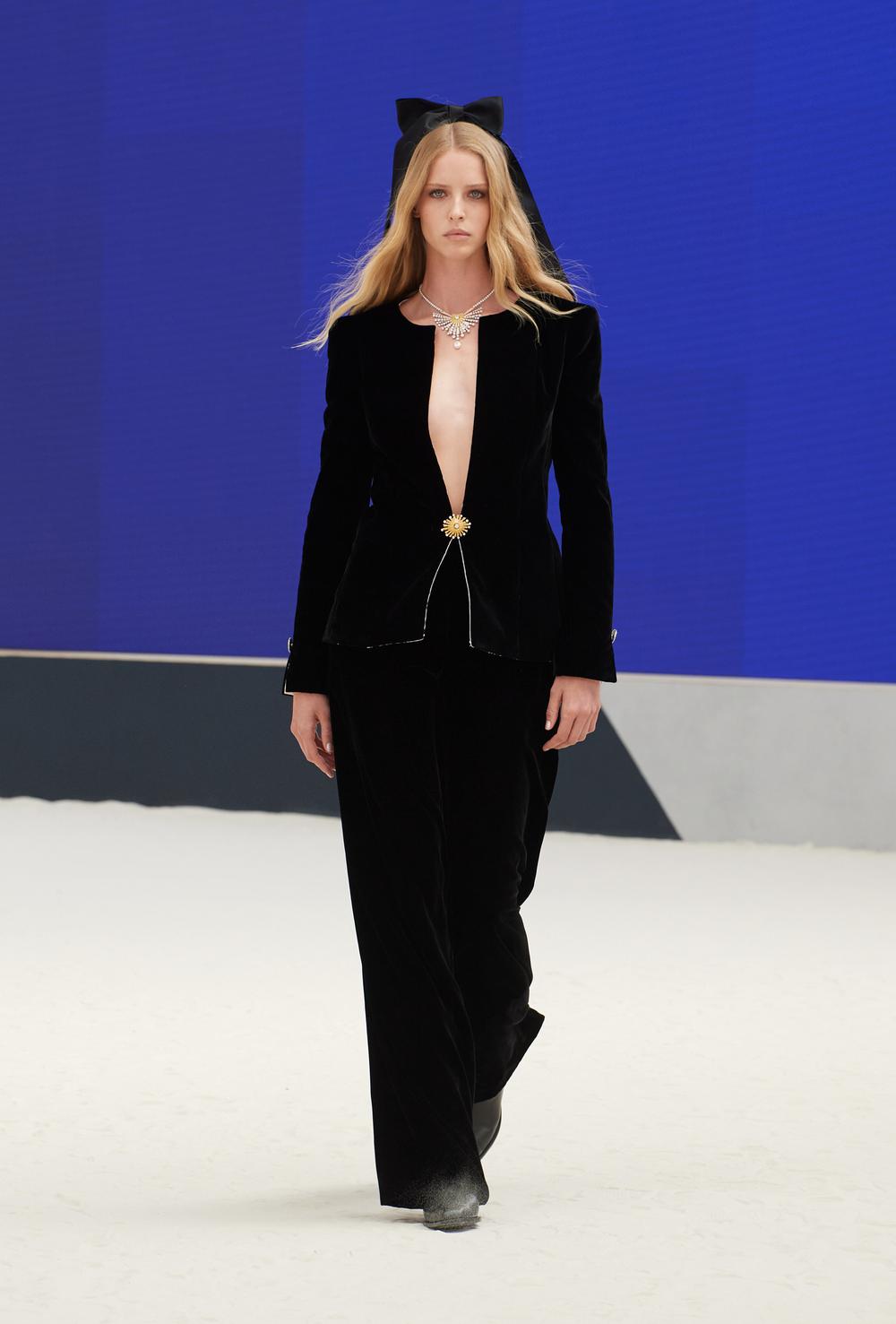 Les cow-girls haute couture de Chanel défilent dans un décor graphique ...