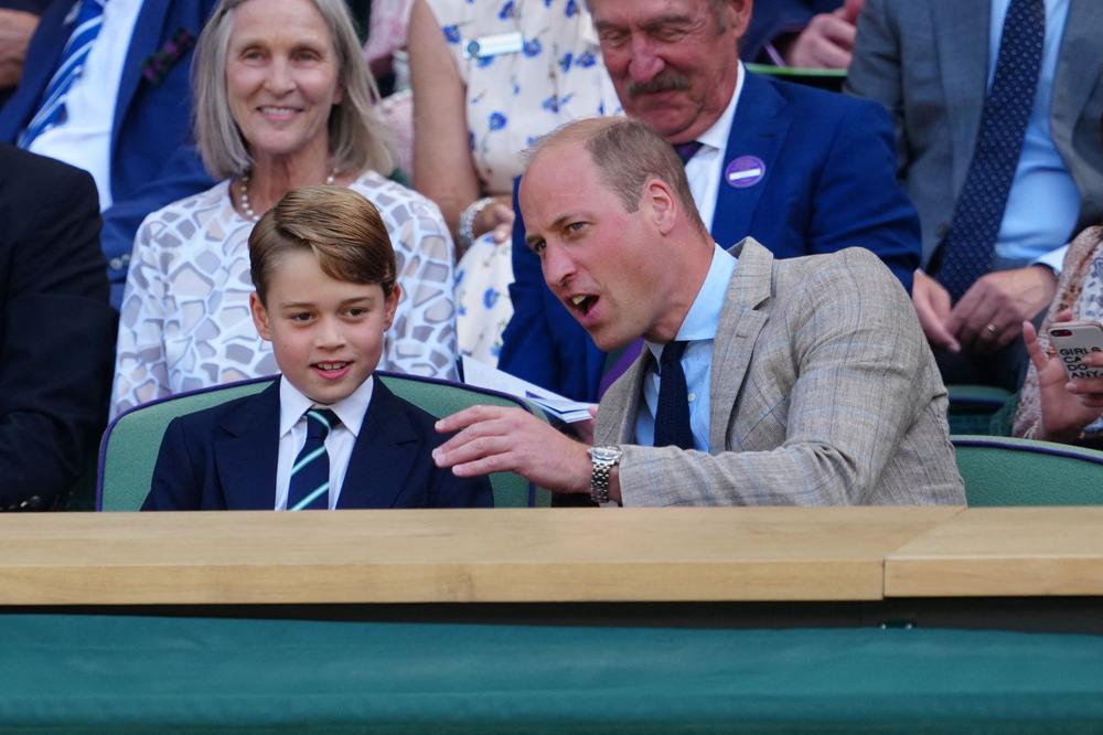 Kate Middleton en robe marine à pois et le prince George en costume-cravate : le gradin royal de ...