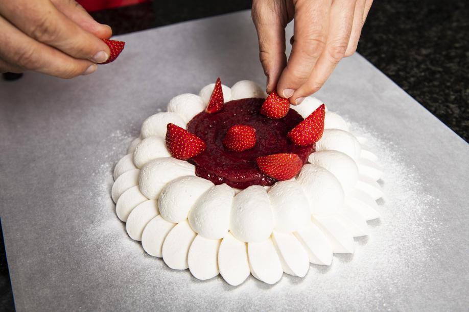 Pavlova aux fruits rouges : la recette de notre expert