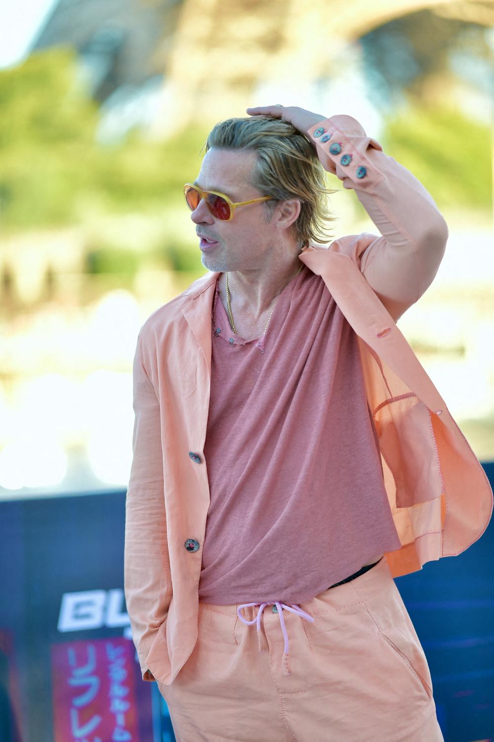 En photos, l'apparition de Brad Pitt au pied de la Tour Eiffel, dans un ...