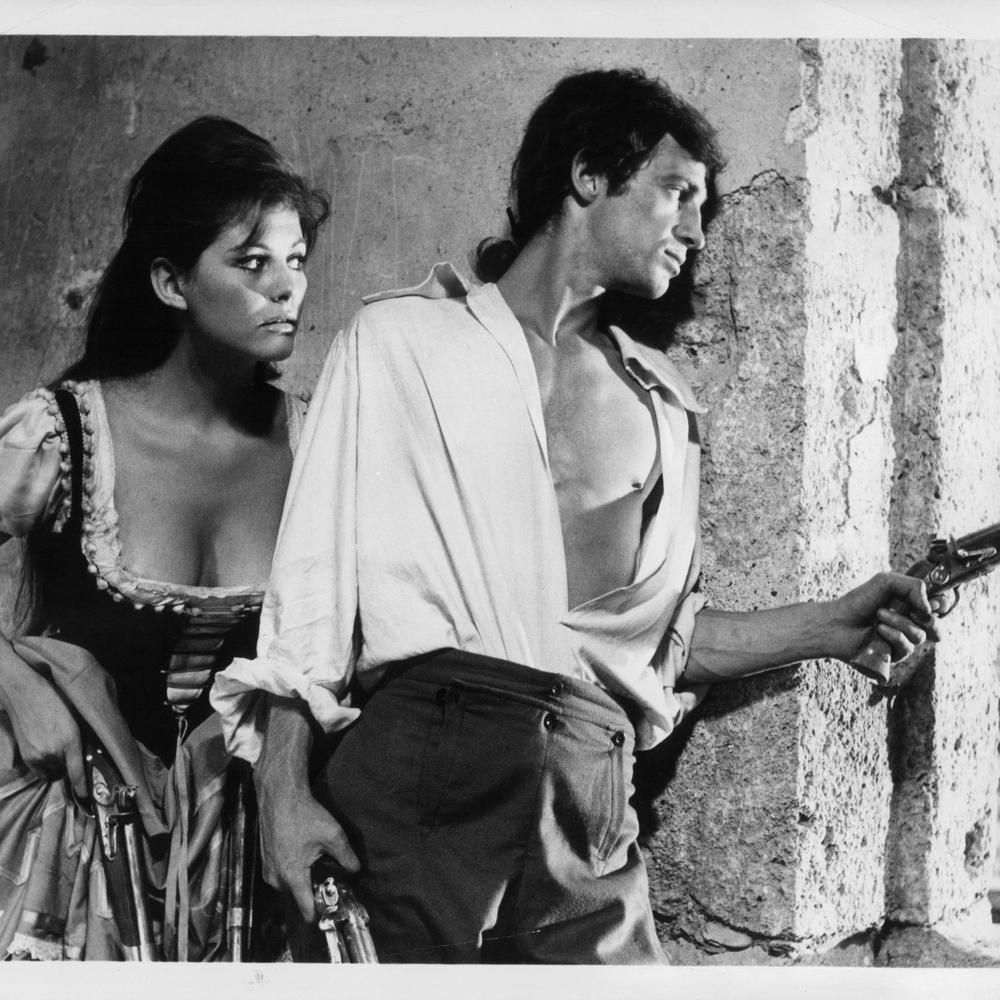 Les Larmes De Stella La Fille Cadette De Jean Paul Belmondo Lors De L