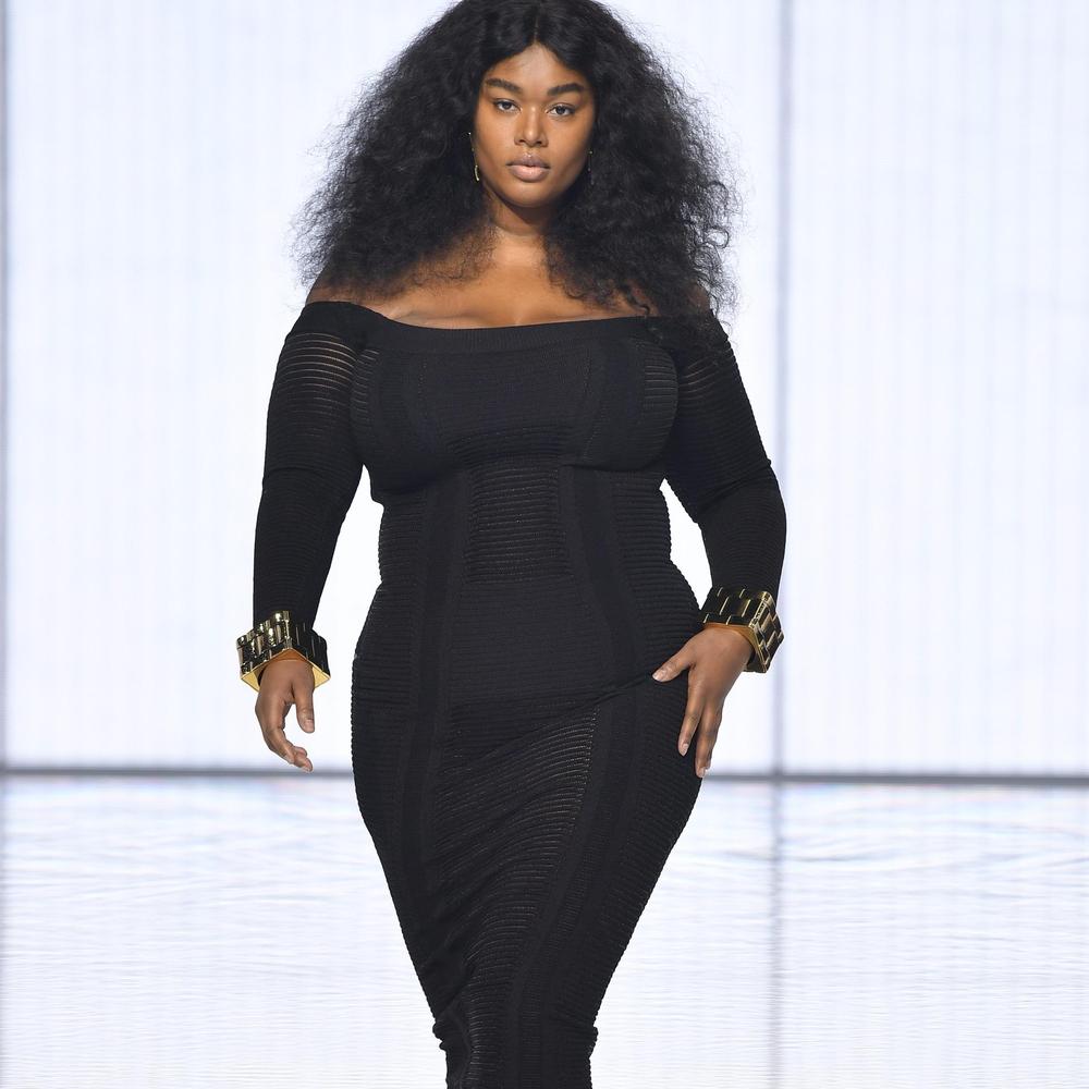 Le charme discret du string apparent par Emily Ratajkowski