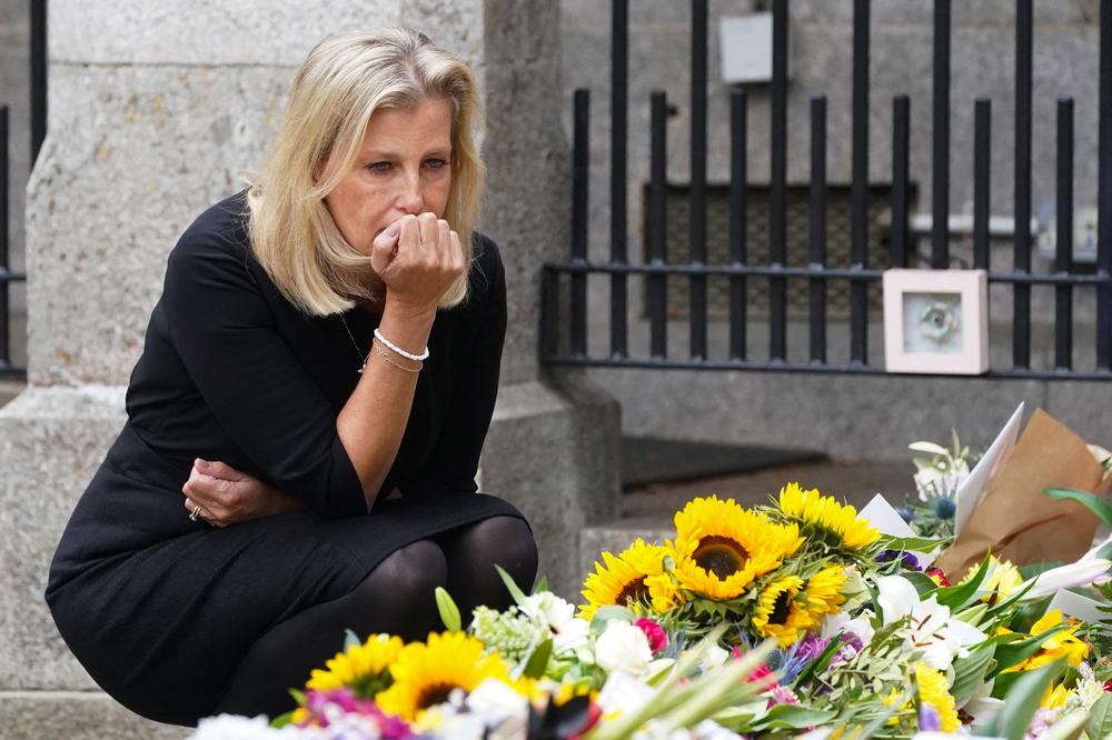 Les larmes de Beatrice d'York, le regard perdu du prince Andrew... En ...