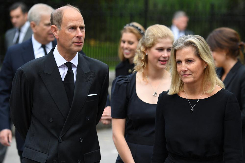 Les larmes de Beatrice d'York, le regard perdu du prince Andrew... En ...