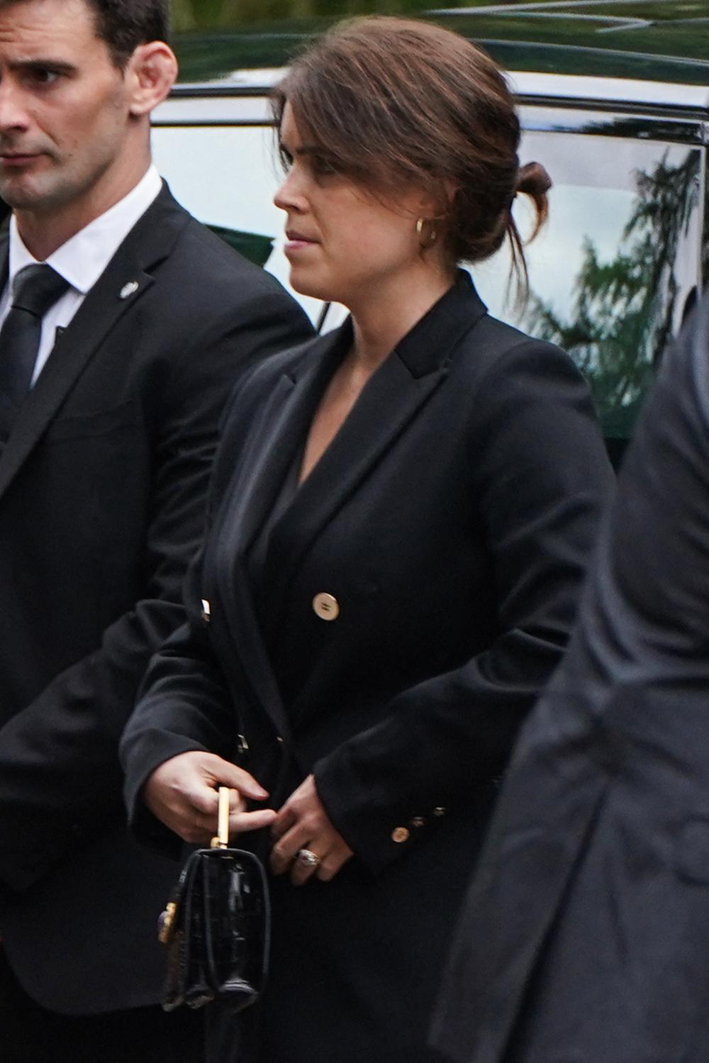 Les larmes de Beatrice d'York, le regard perdu du prince Andrew... En ...