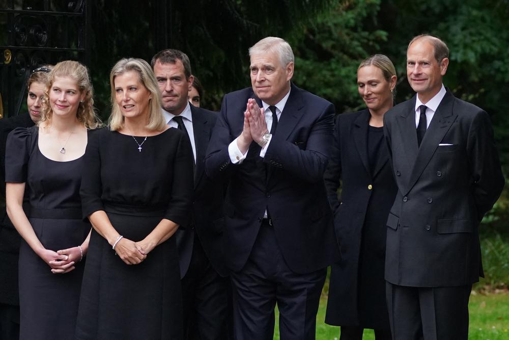 Les larmes de Beatrice d'York, le regard perdu du prince Andrew... En ...