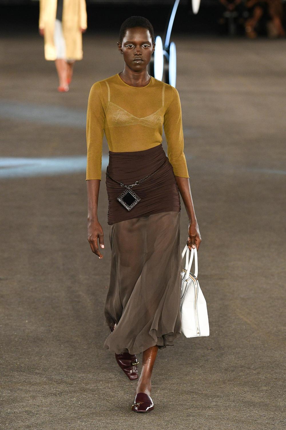 Emily Ratajkowski subjugue New York en top transparent Tory Burch