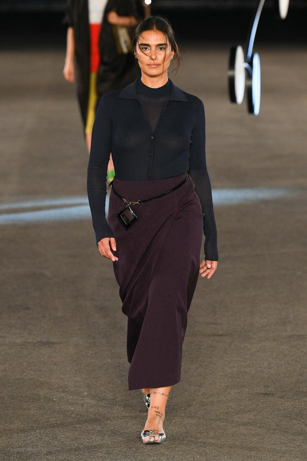 Emily Ratajkowski subjugue New York en top transparent Tory Burch