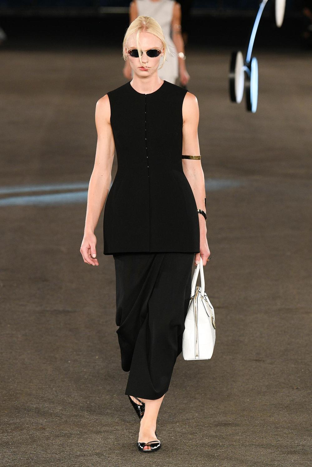 Emily Ratajkowski subjugue New York en top transparent Tory Burch