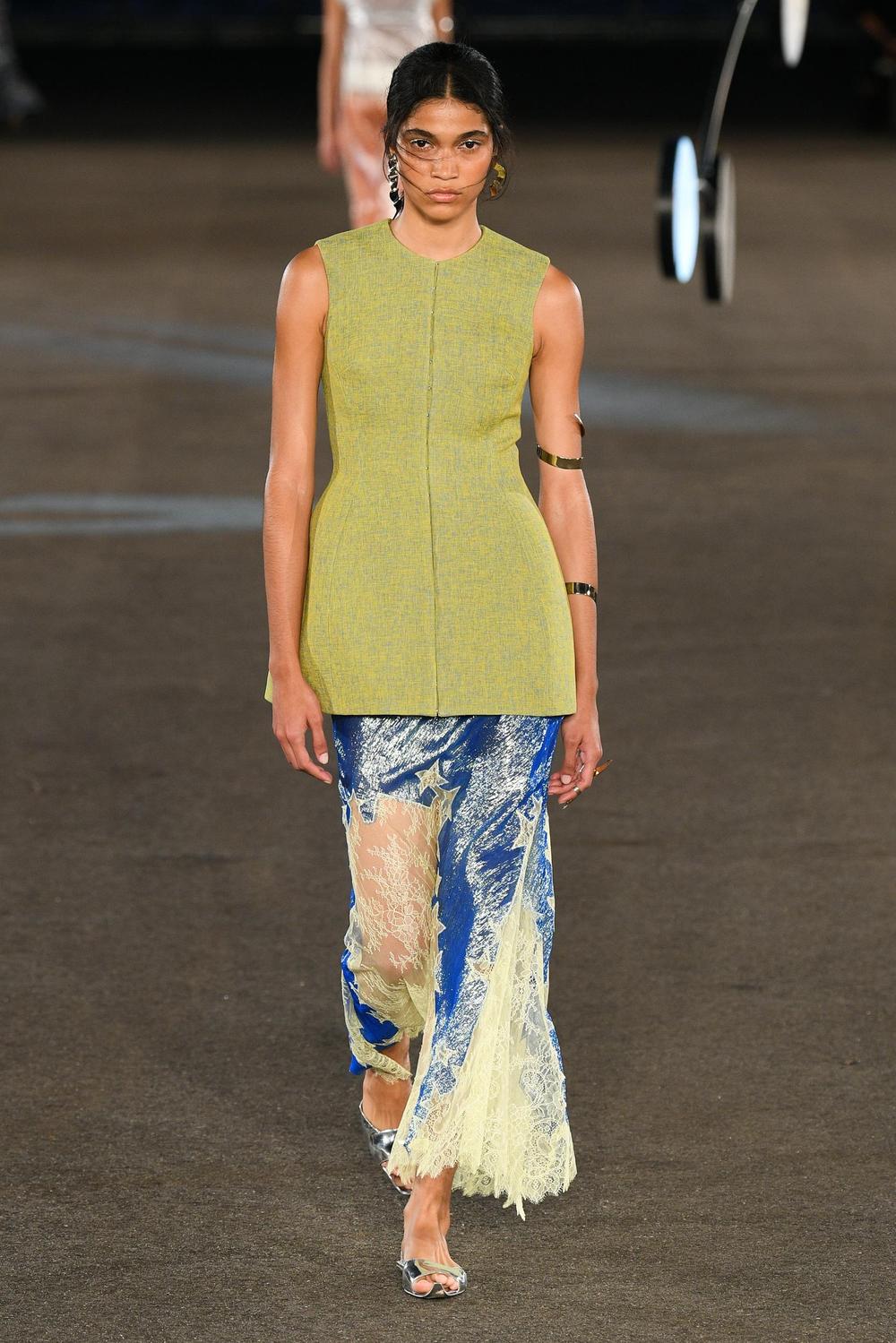 Emily Ratajkowski subjugue New York en top transparent Tory Burch