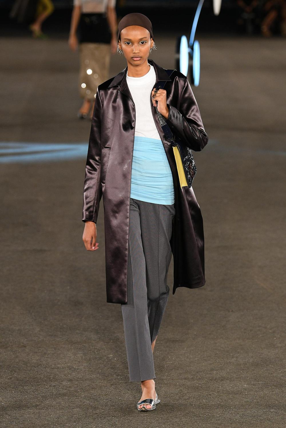 Emily Ratajkowski subjugue New York en top transparent Tory Burch