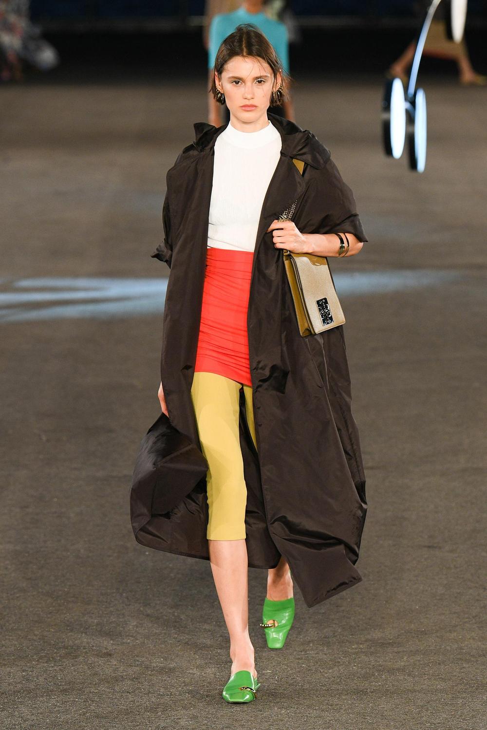 Emily Ratajkowski subjugue New York en top transparent Tory Burch