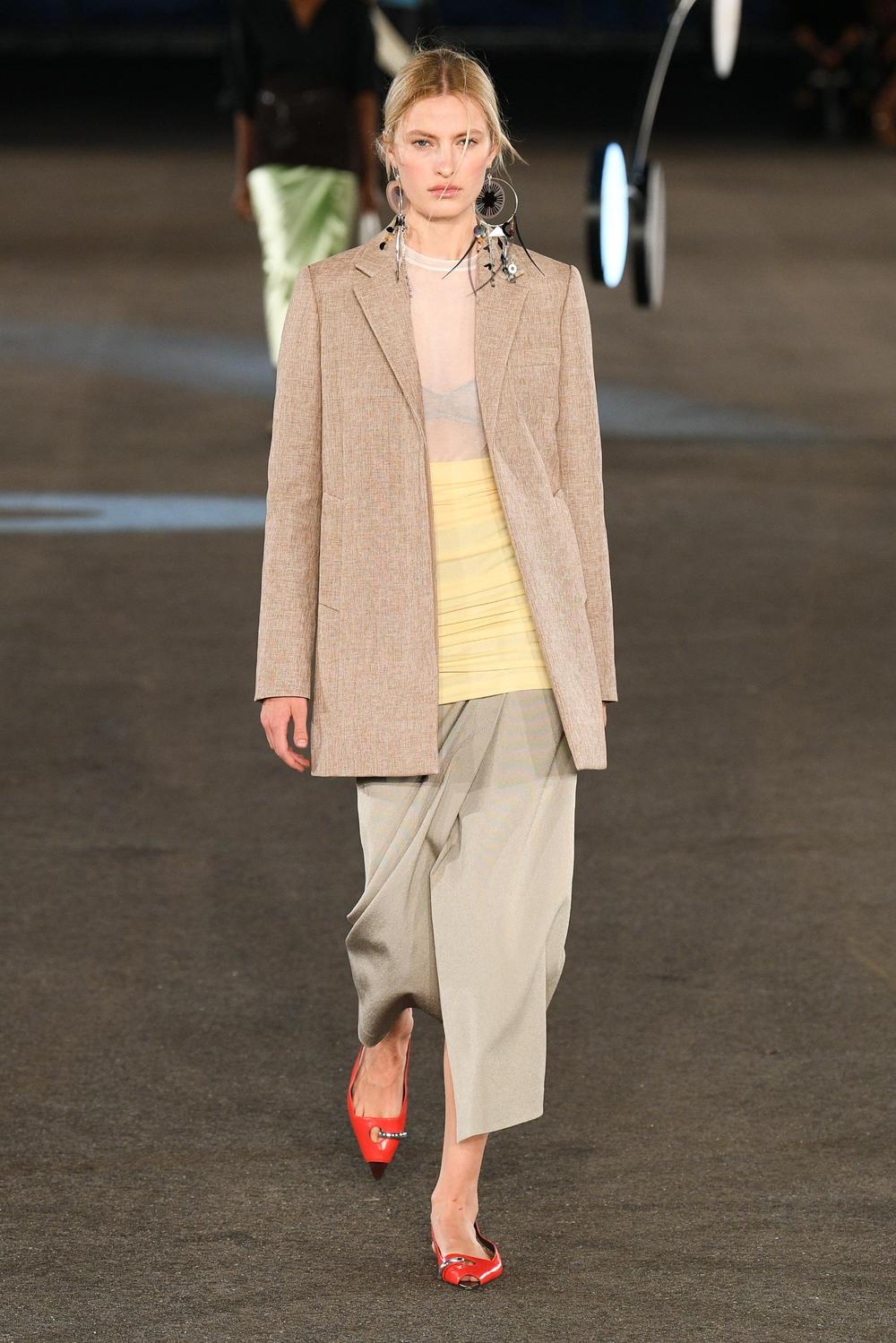 Emily Ratajkowski subjugue New York en top transparent Tory Burch