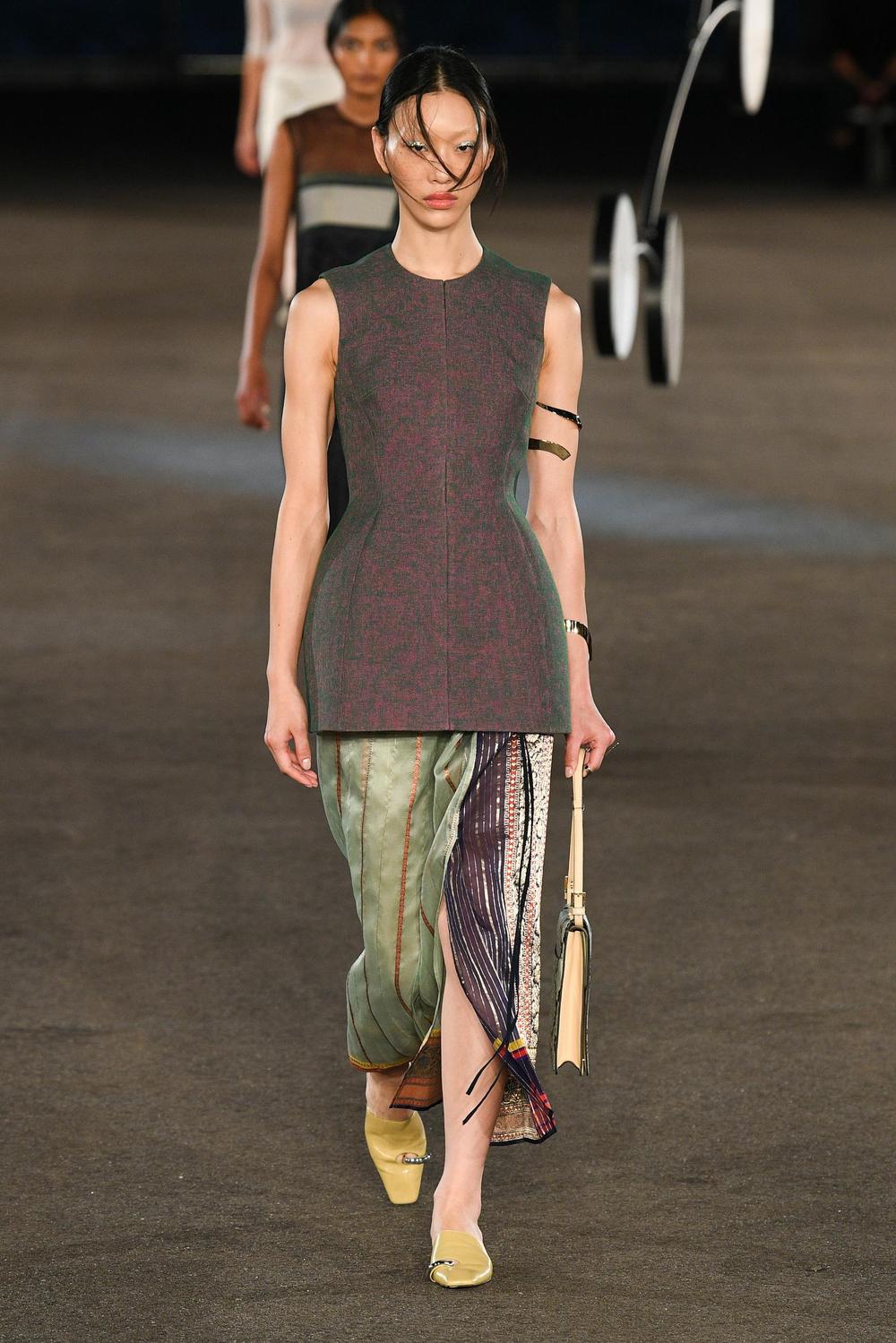 Emily Ratajkowski subjugue New York en top transparent Tory Burch