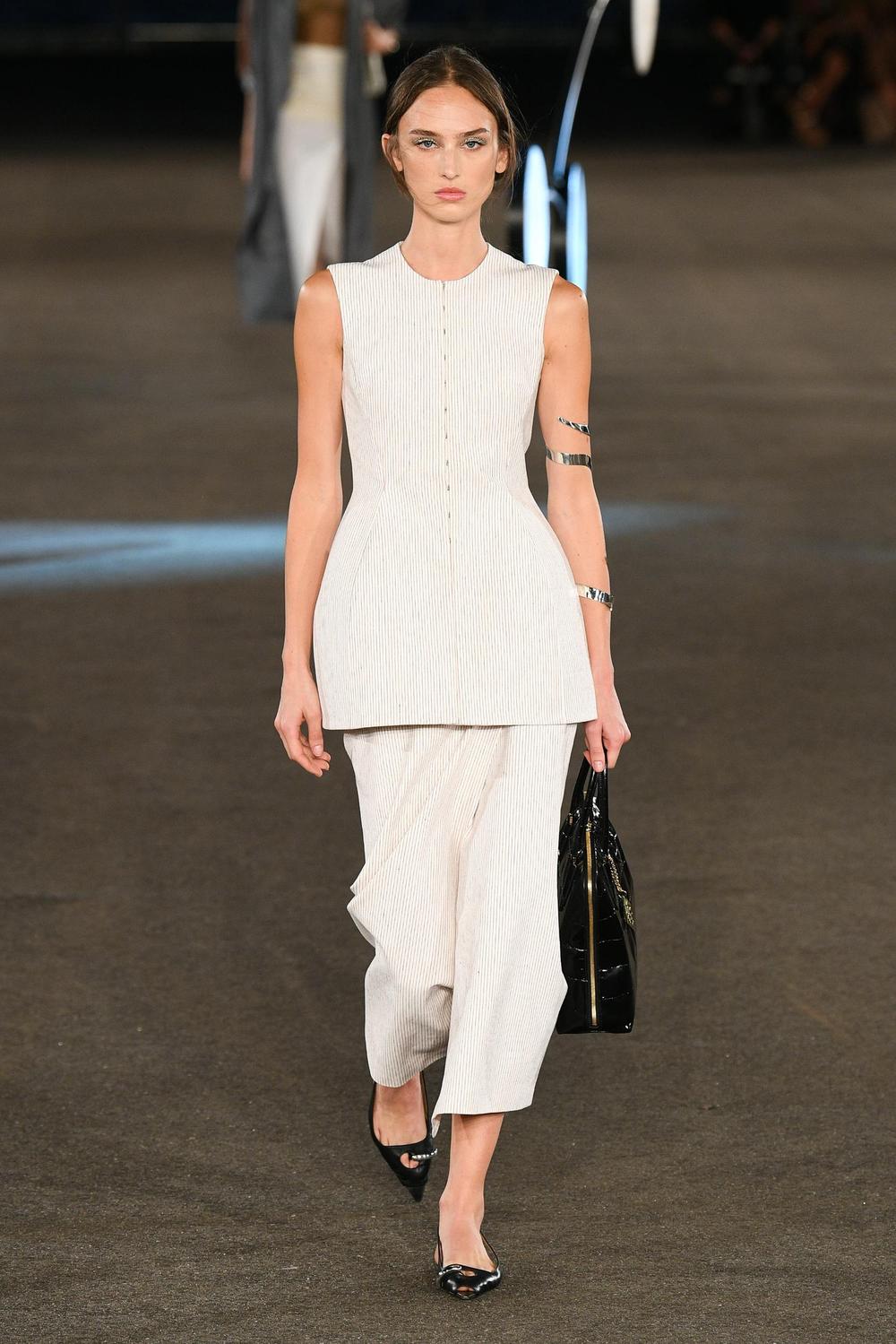 Emily Ratajkowski subjugue New York en top transparent Tory Burch