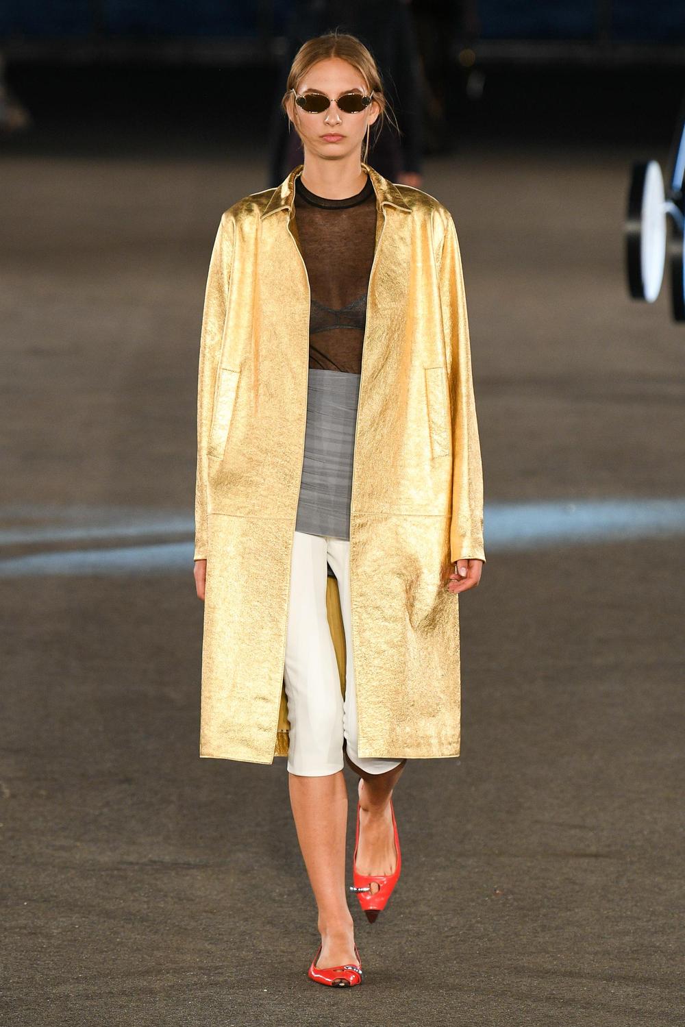 Emily Ratajkowski subjugue New York en top transparent Tory Burch