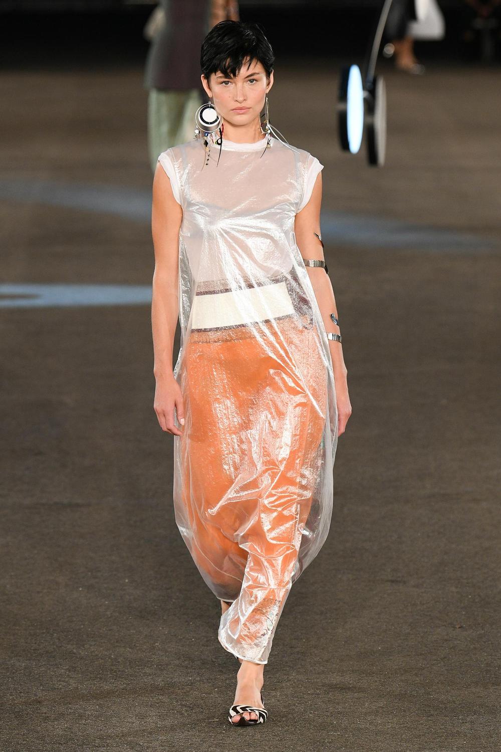 Emily Ratajkowski subjugue New York en top transparent Tory Burch