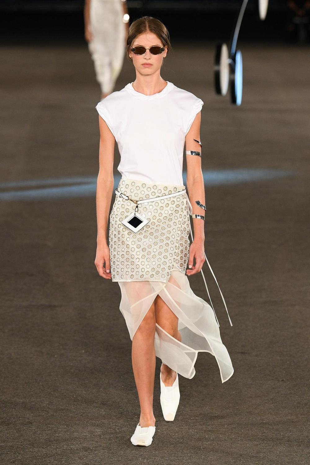 Emily Ratajkowski subjugue New York en top transparent Tory Burch