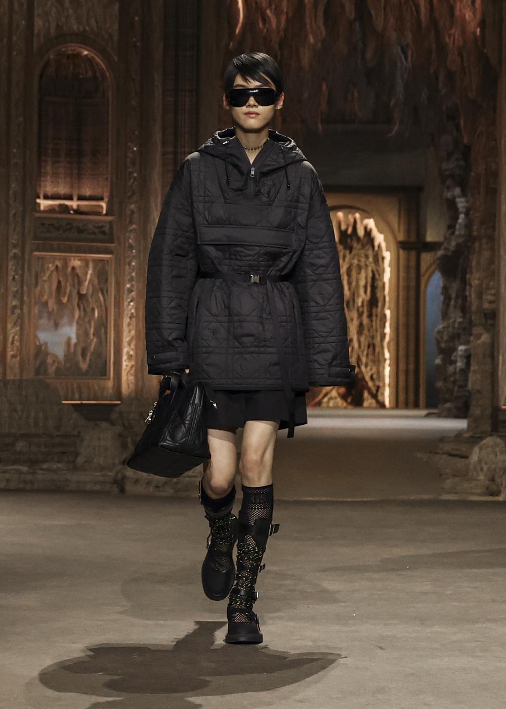 La symbolique derrière l'hypnotique trait d'eye-liner en croix du ...