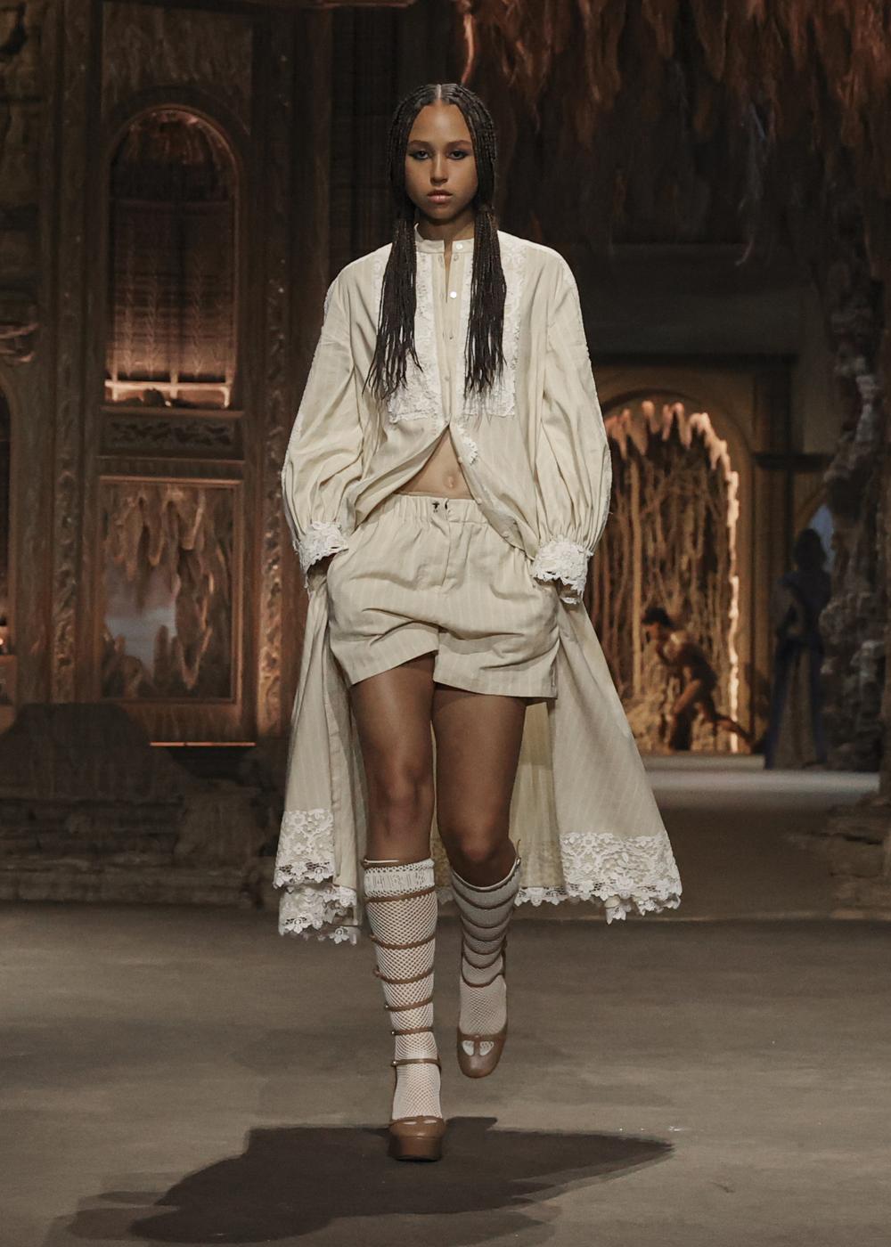 Néo corsets, divins talons, le défilé Dior enchante le Jardin des Tuileries