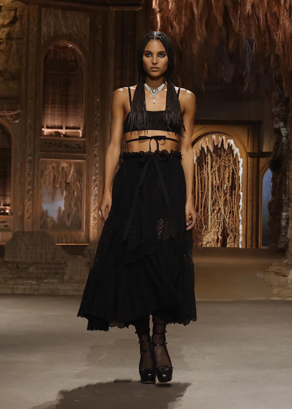 La symbolique derrière l'hypnotique trait d'eye-liner en croix du ...