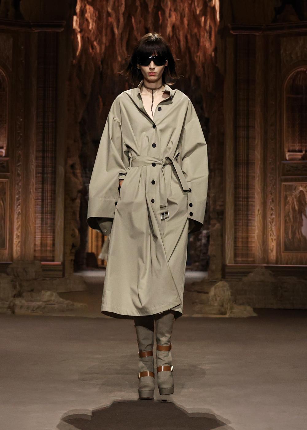 La symbolique derrière l'hypnotique trait d'eye-liner en croix du ...