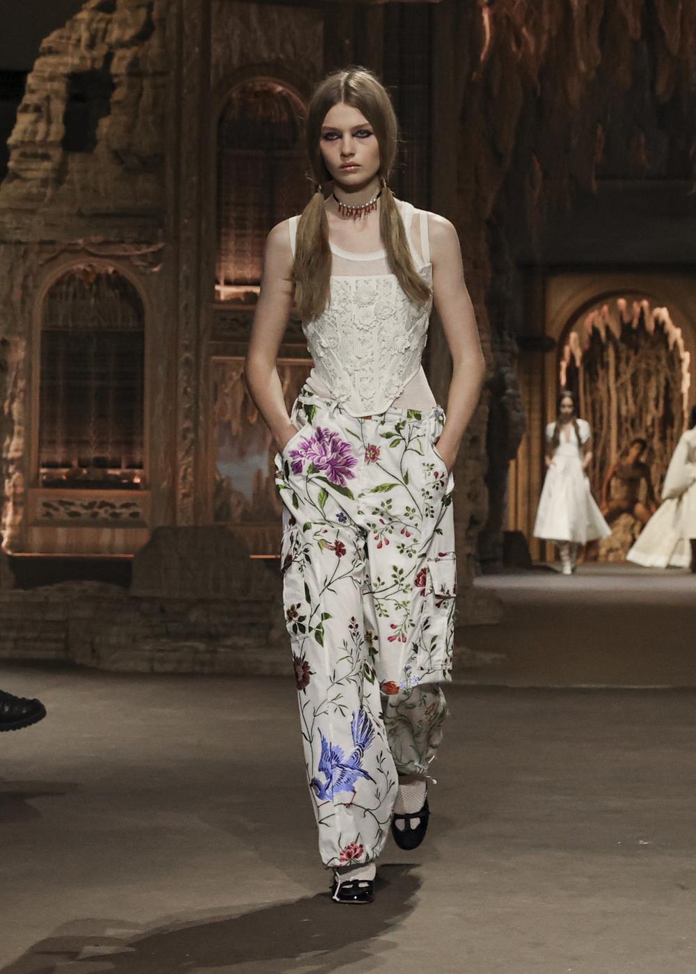 Néo corsets, divins talons, le défilé Dior enchante le Jardin des Tuileries