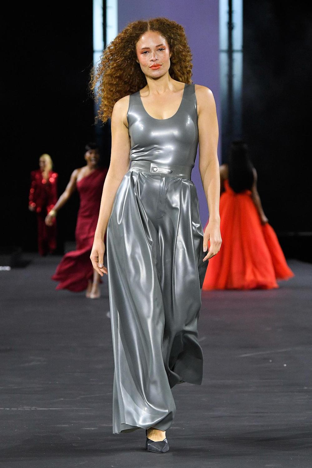 Andie MacDowell étincèle sur le podium de la Fashion Week de Paris