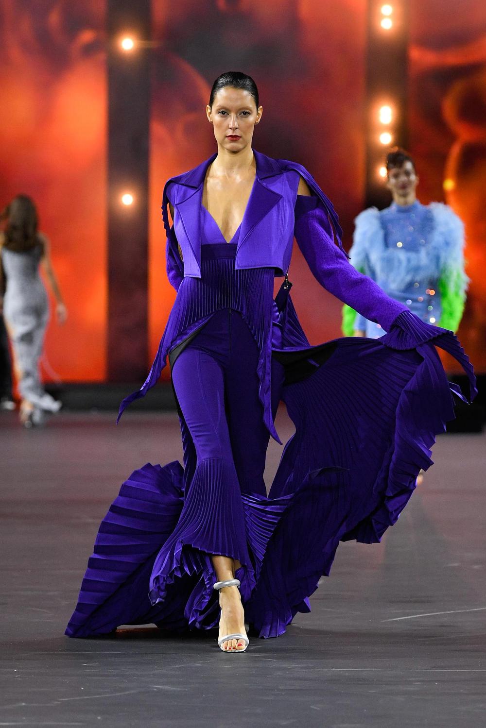 Andie MacDowell étincèle sur le podium de la Fashion Week de Paris