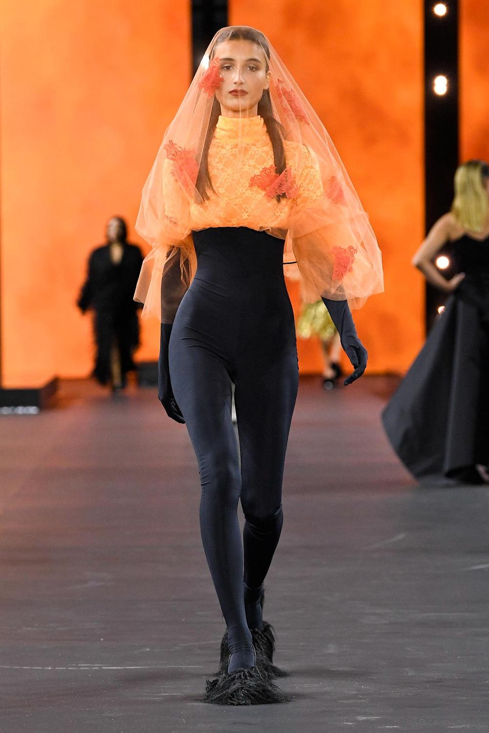 Andie MacDowell étincèle sur le podium de la Fashion Week de Paris