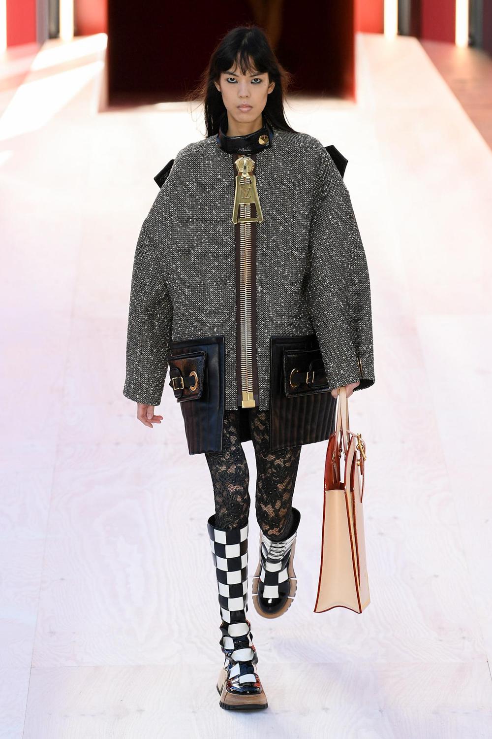 Au défilé Louis Vuitton, Nicolas Ghesquière nous convie dans un parc d ...