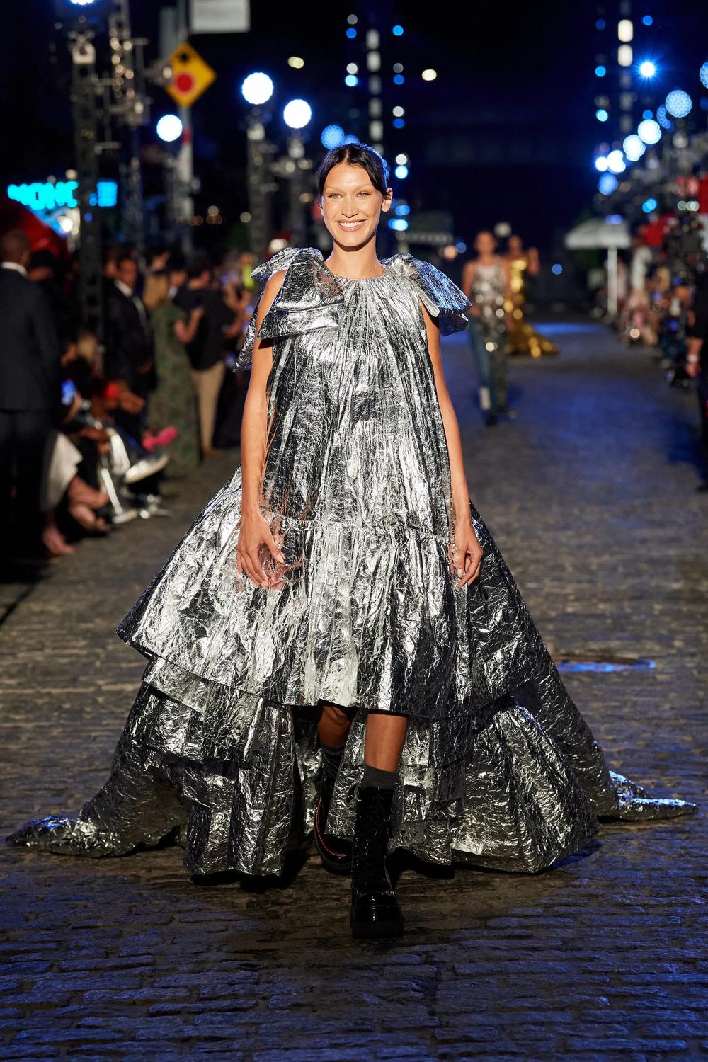 En robe transparente et string apparent, Bella Hadid fête ses 26 ans ...