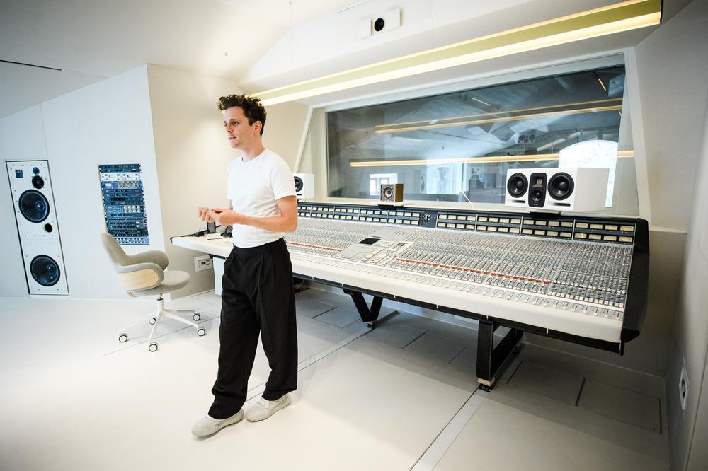 Le studio de Brad Pitt en Provence en photos inédites