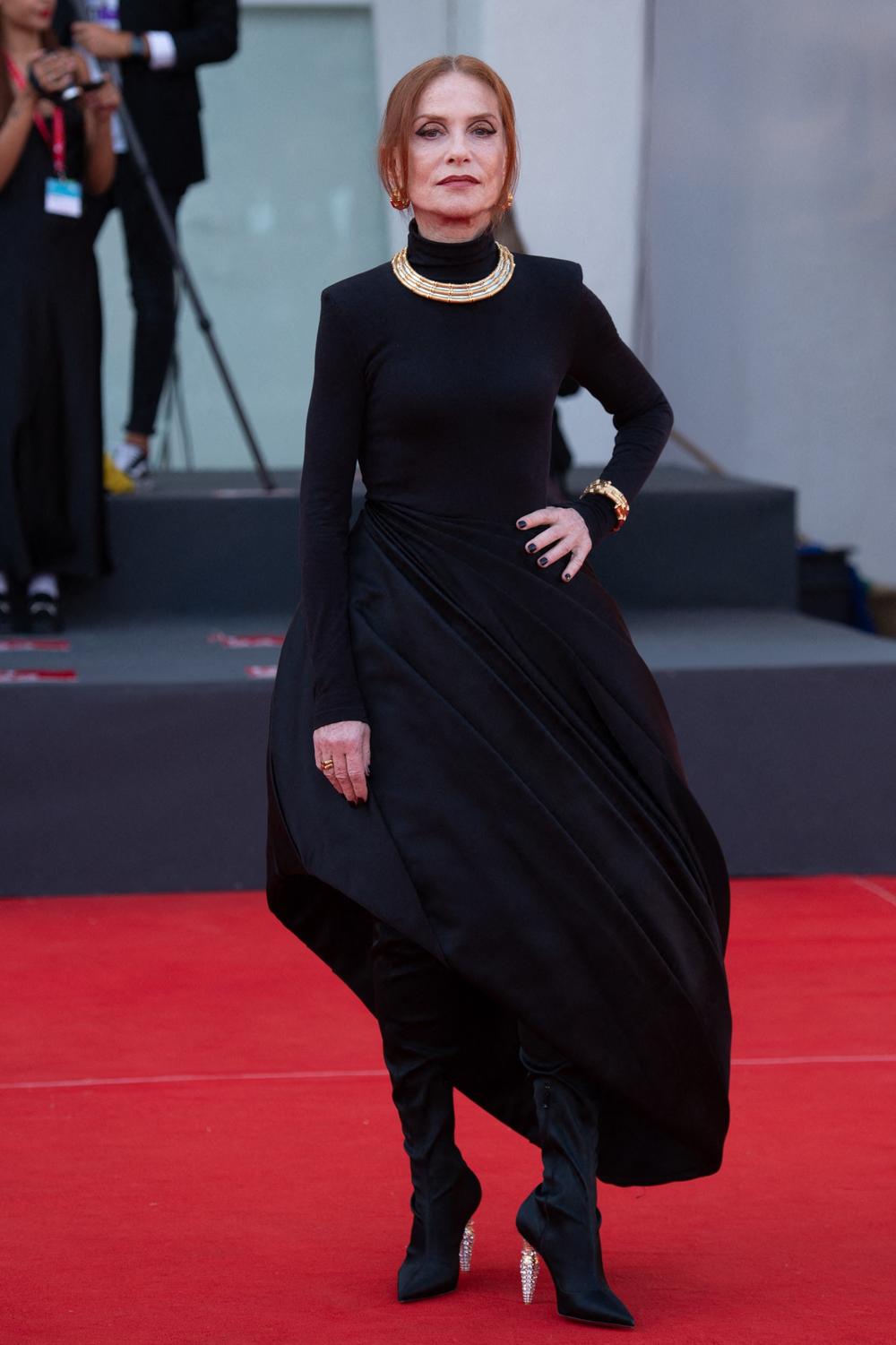 En photos : ces stars qui ont adopté la robe col roulé cet automne