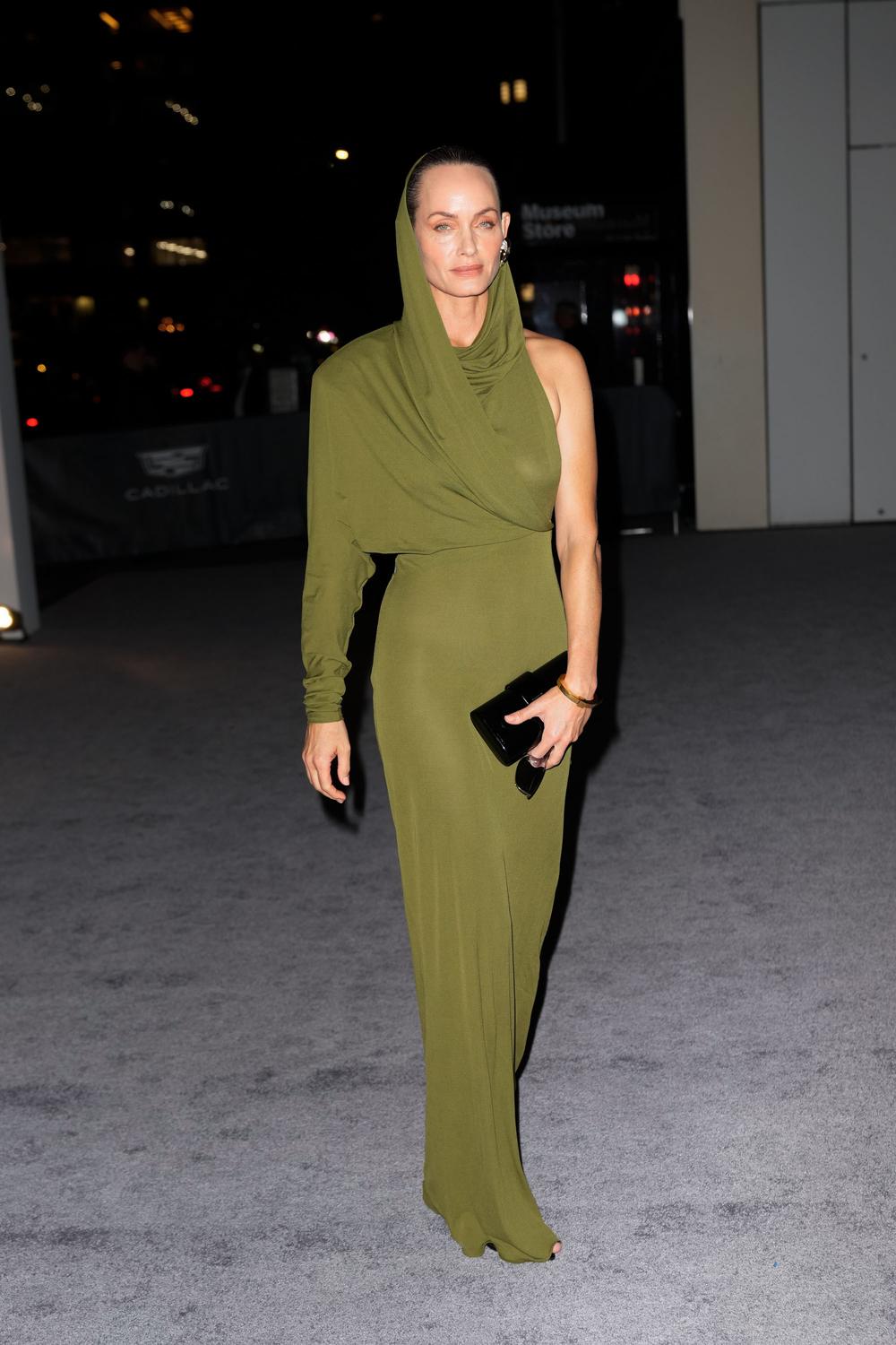 En images, Cindy Crawford ose la robe peignoir (et ça lui va à ravir)