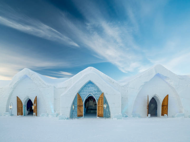 Ce spectaculaire hôtel de glace vient de rouvrir ses portes au Québec