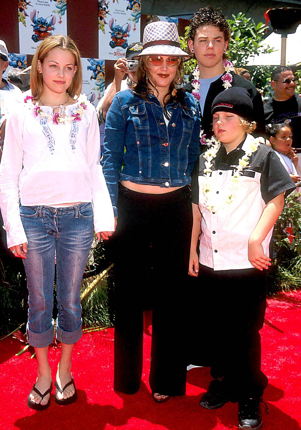 Cette rare photo de Priscilla Presley, réunie avec ses trois petites ...