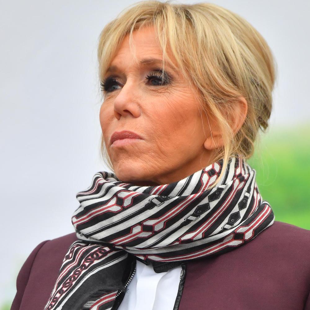 De la lumière et du mouvement : Brigitte Macron fait évoluer son look ...